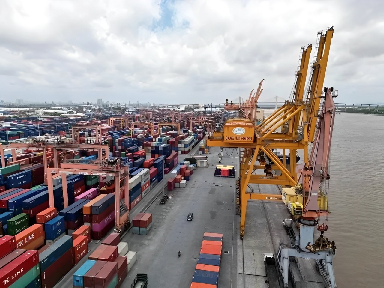 Hai Phong seaport system strives to handle 112 million tonnes of cargo ...